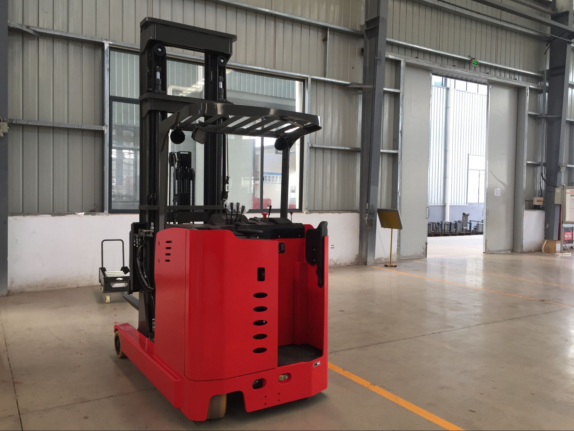 HYDER 48V standing-on electric reach truck forklift - Hyder Forklift